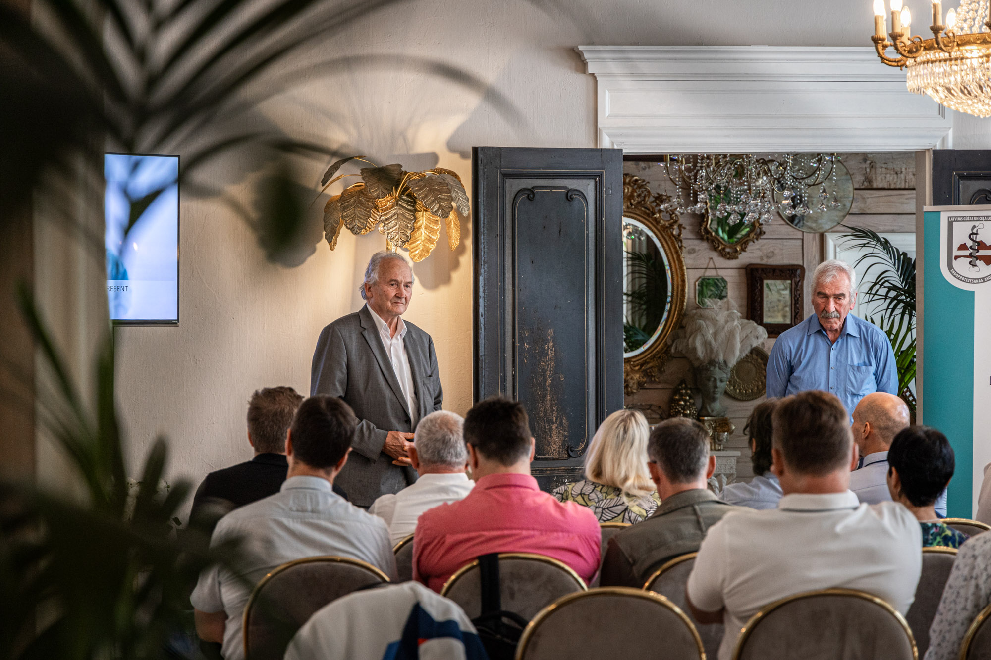 Dr. Jānis Petronis saņem balvu par mūža ieguldījumu medicīnā - Rīgas 2 ...